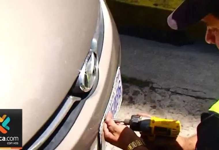 127 conductores se quedaron sin placas durante conciertos de Karol G y ...