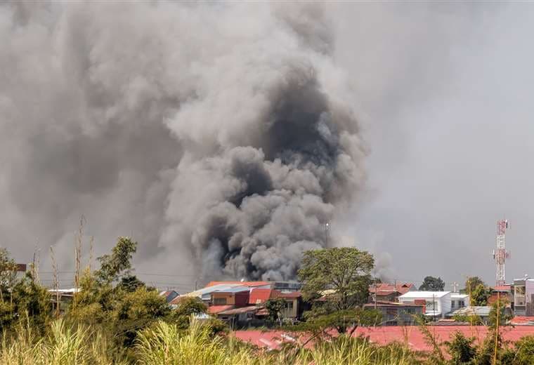 Fotos: Incendio en Tibás tiñe de humo el cielo de San José | Teletica